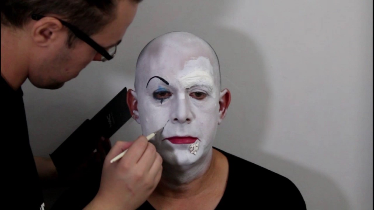 Retrato hablado de un demonio maquillado, por César Indiano. - El ...